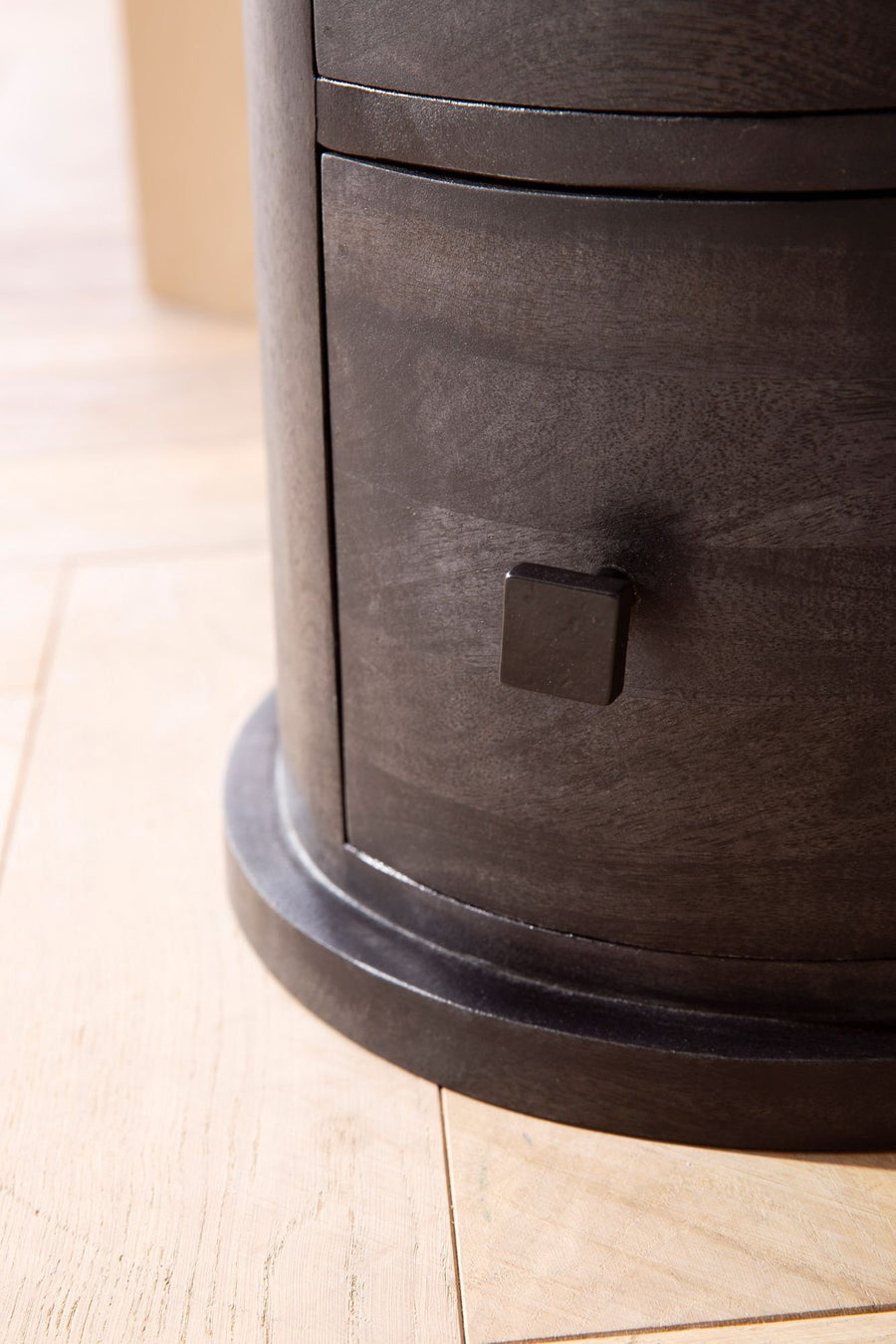 Moderne, rund kommode, massivt træ, 34x65x34 cm, sort – Lammeuld.dk